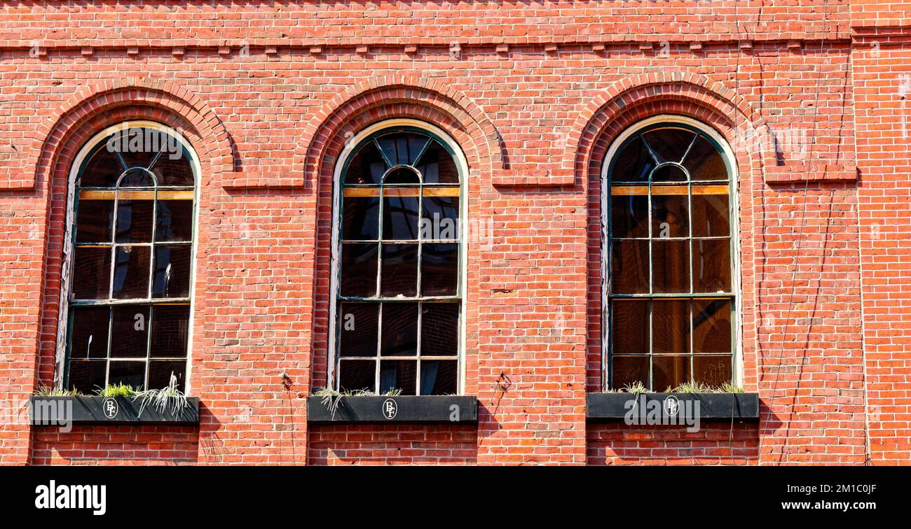 Arched windows buildings hi-res stock photography and images - Alamy