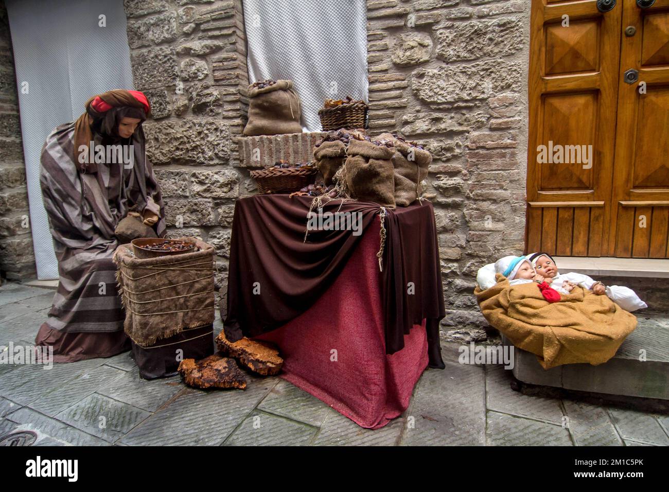 Life size nativity statues hi-res stock photography and images - Alamy