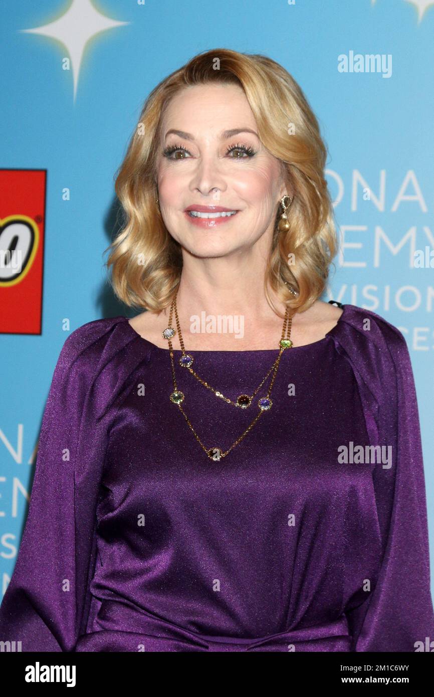 LOS ANGELES - DEC 11: Sharon Lawrence at the 2022 Childrens and Family ...