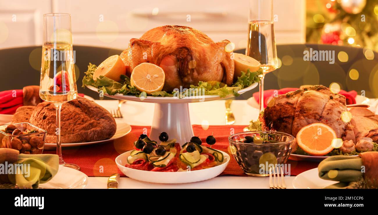 Christmas dinner long table hi-res stock photography and images - Alamy