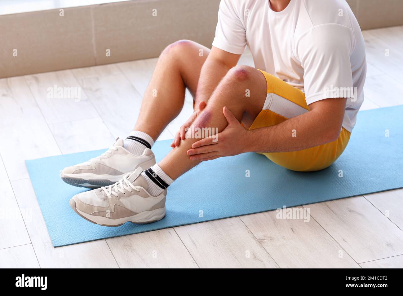 Sporty man with bruises on body training in gym Stock Photo - Alamy