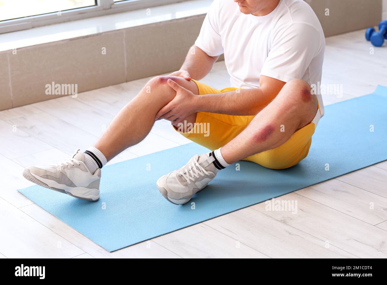 Sporty man with bruises on body training in gym Stock Photo - Alamy