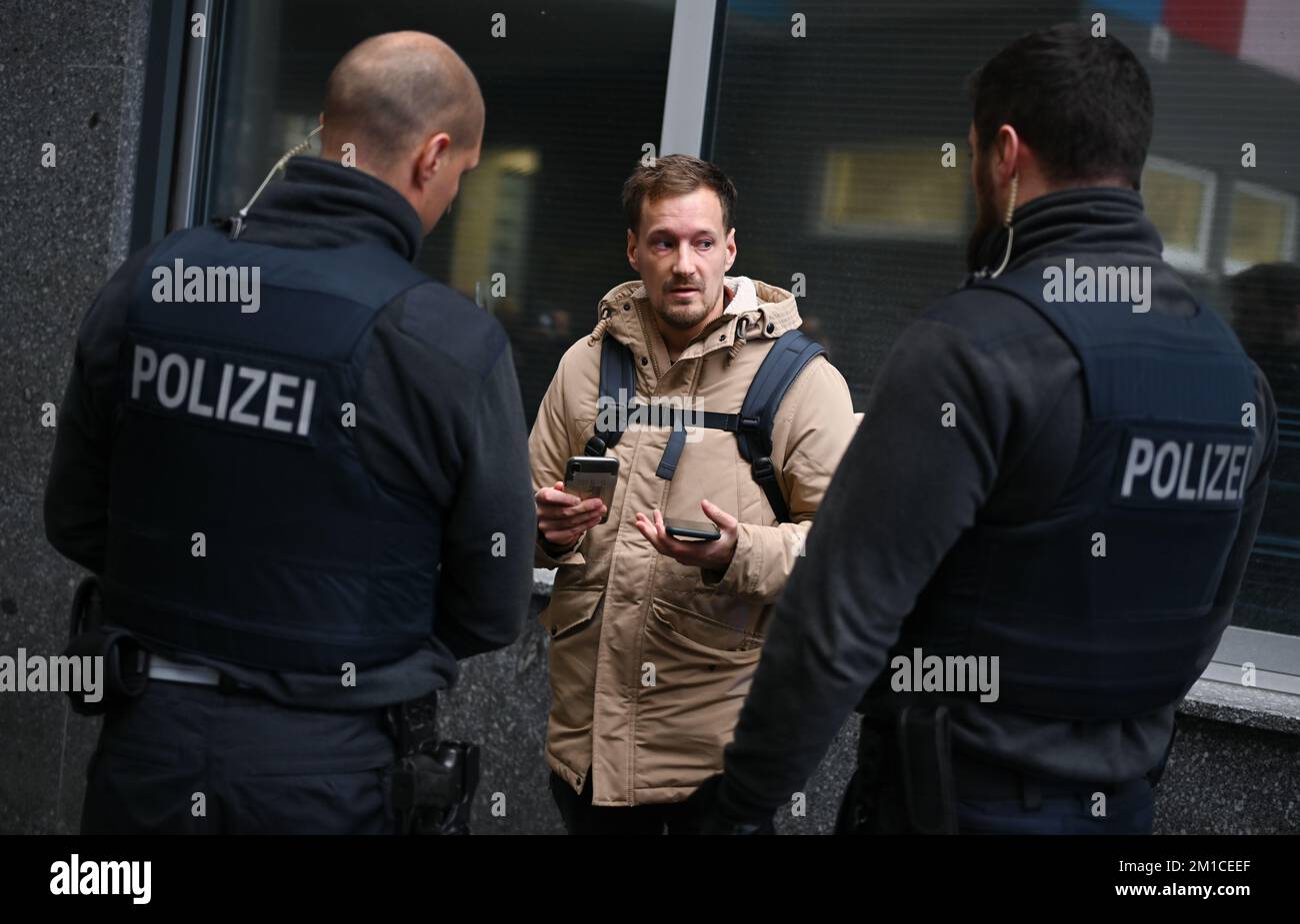 PRODUCTION - 29 November 2022, Hessen, Frankfurt/Main: Police ...