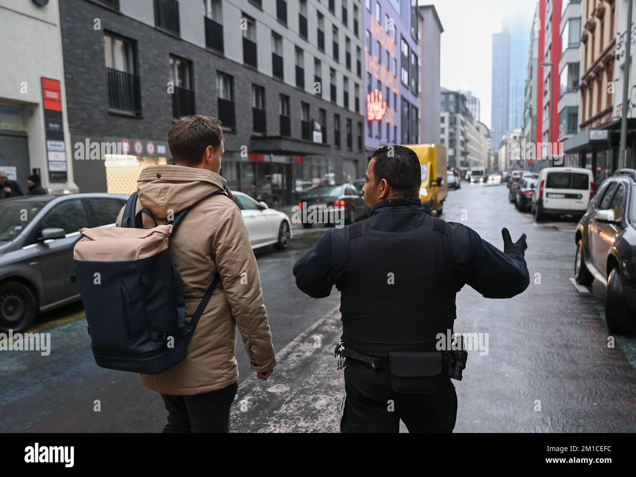 PRODUCTION - 29 November 2022, Hessen, Frankfurt/Main: Police ...