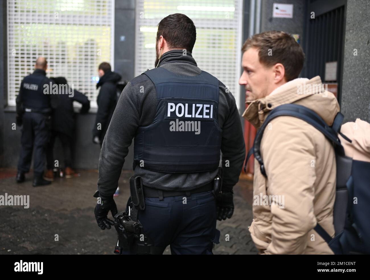 PRODUCTION - 29 November 2022, Hessen, Frankfurt/Main: Police ...