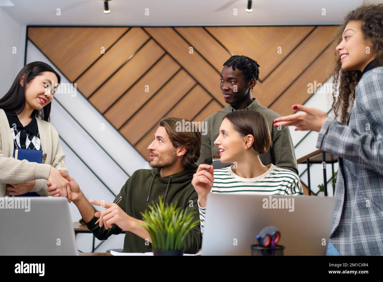 Multicultural workplace hi-res stock photography and images - Alamy