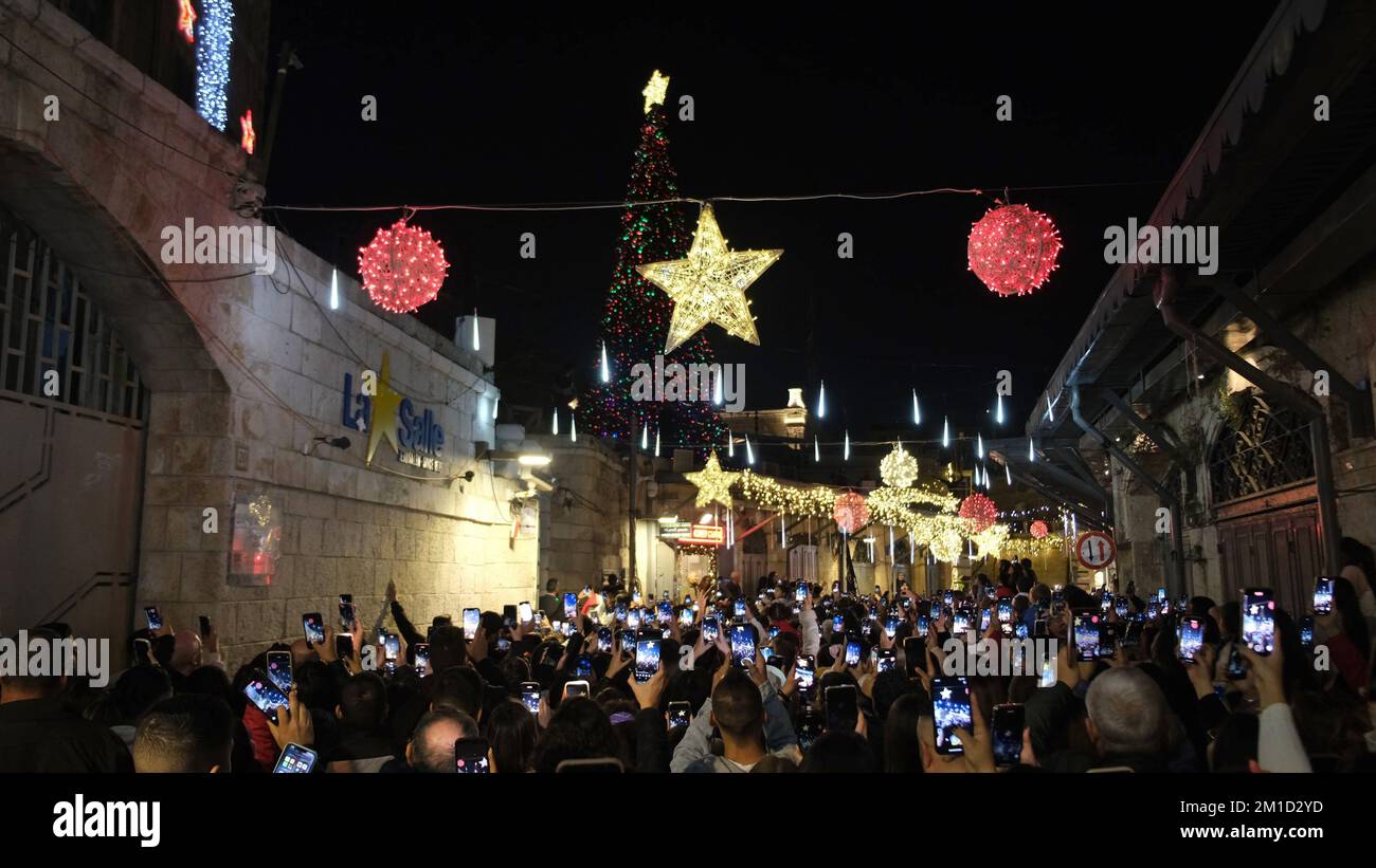 People crowded and phones at night hi-res stock photography and images ...