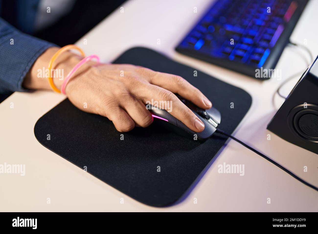 Gaming mouse man using hi-res stock photography and images - Alamy