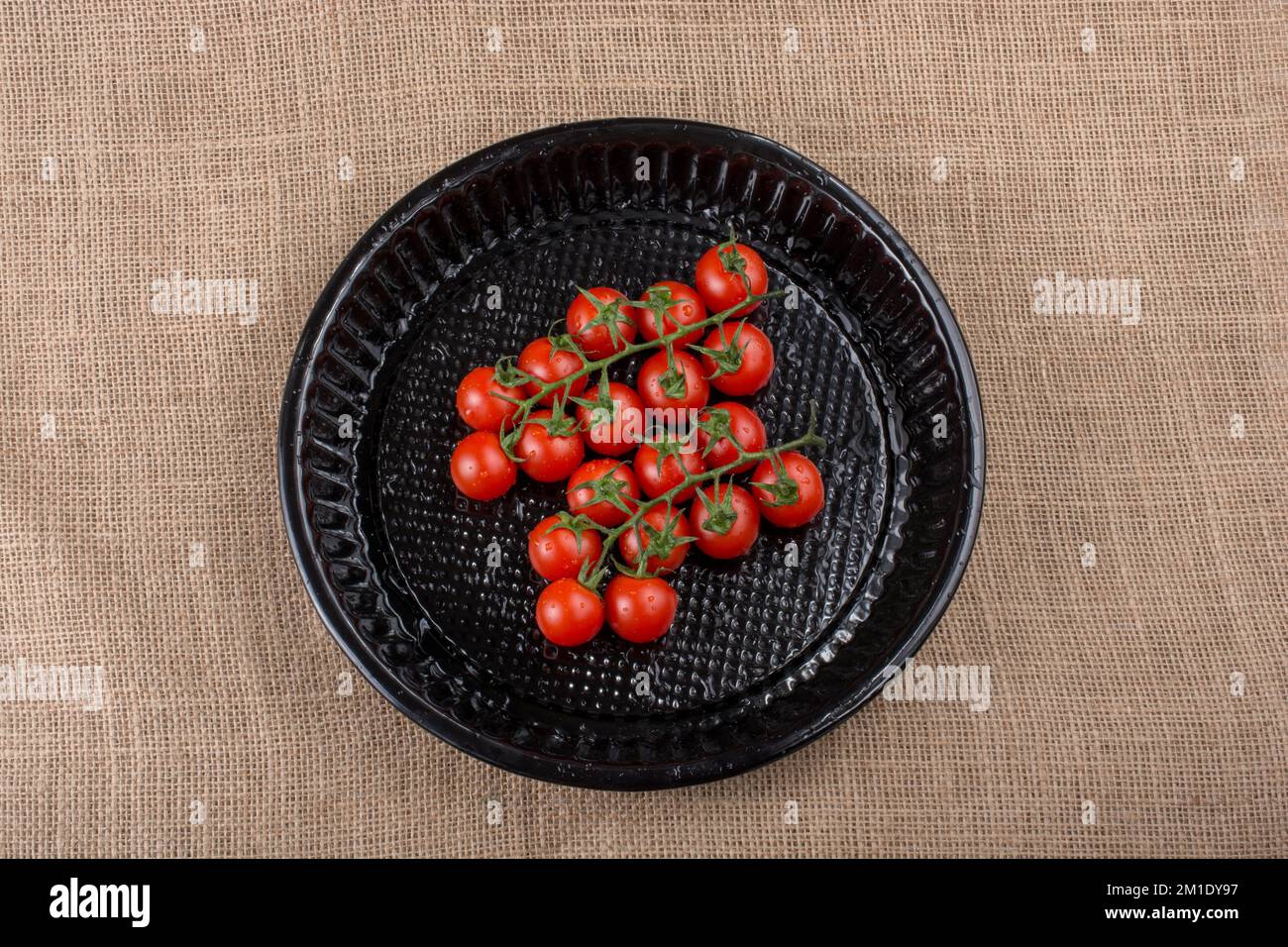 Bunch of red ripe tasty fresh naturel cherry tomatos Stock Photo - Alamy