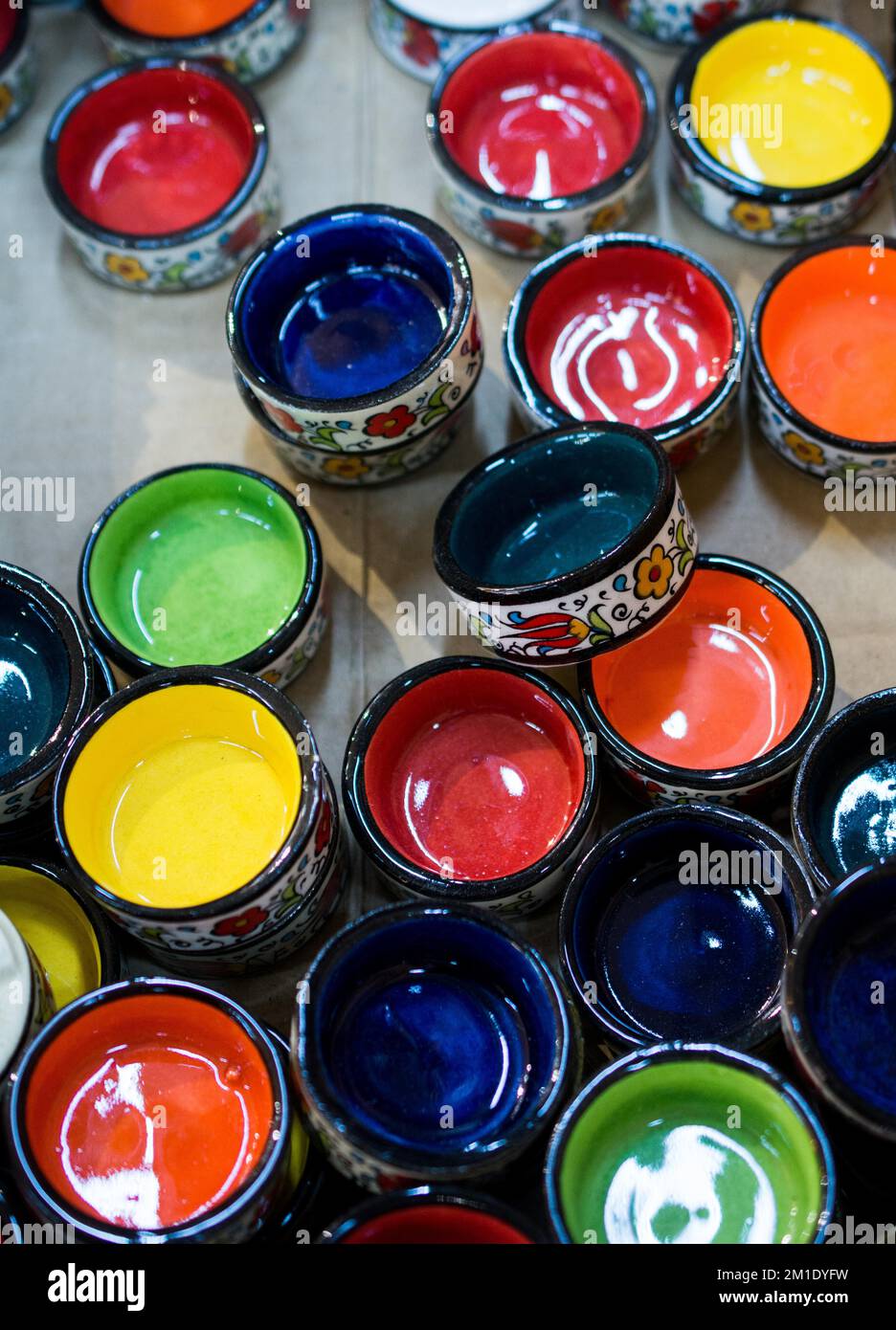 Traditional Turkish ceramic plates in bazaar Stock Photo - Alamy
