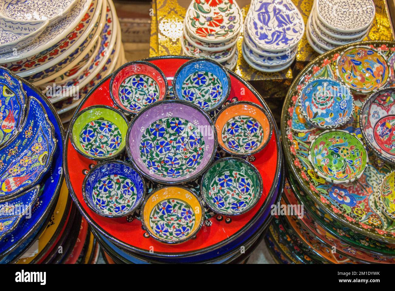 Traditional Turkish ceramic plates in bazaar Stock Photo - Alamy