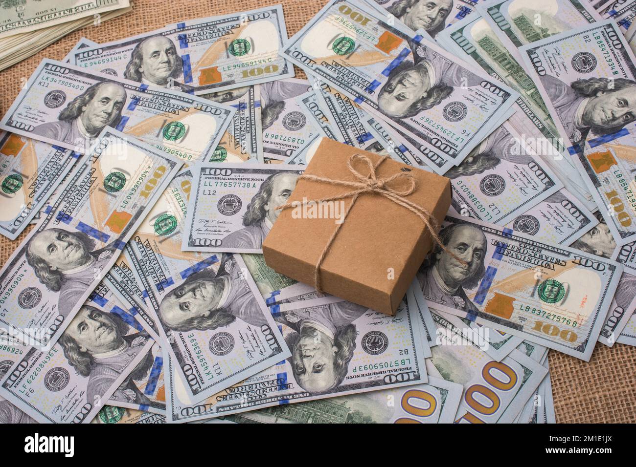 Gift box dollar banknotes hi-res stock photography and images - Alamy