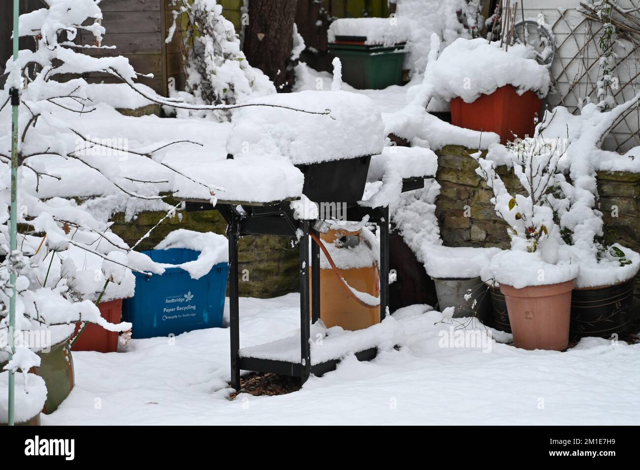 Snow covered barbecue, bbq, in a suburban snow covered garden Stock ...