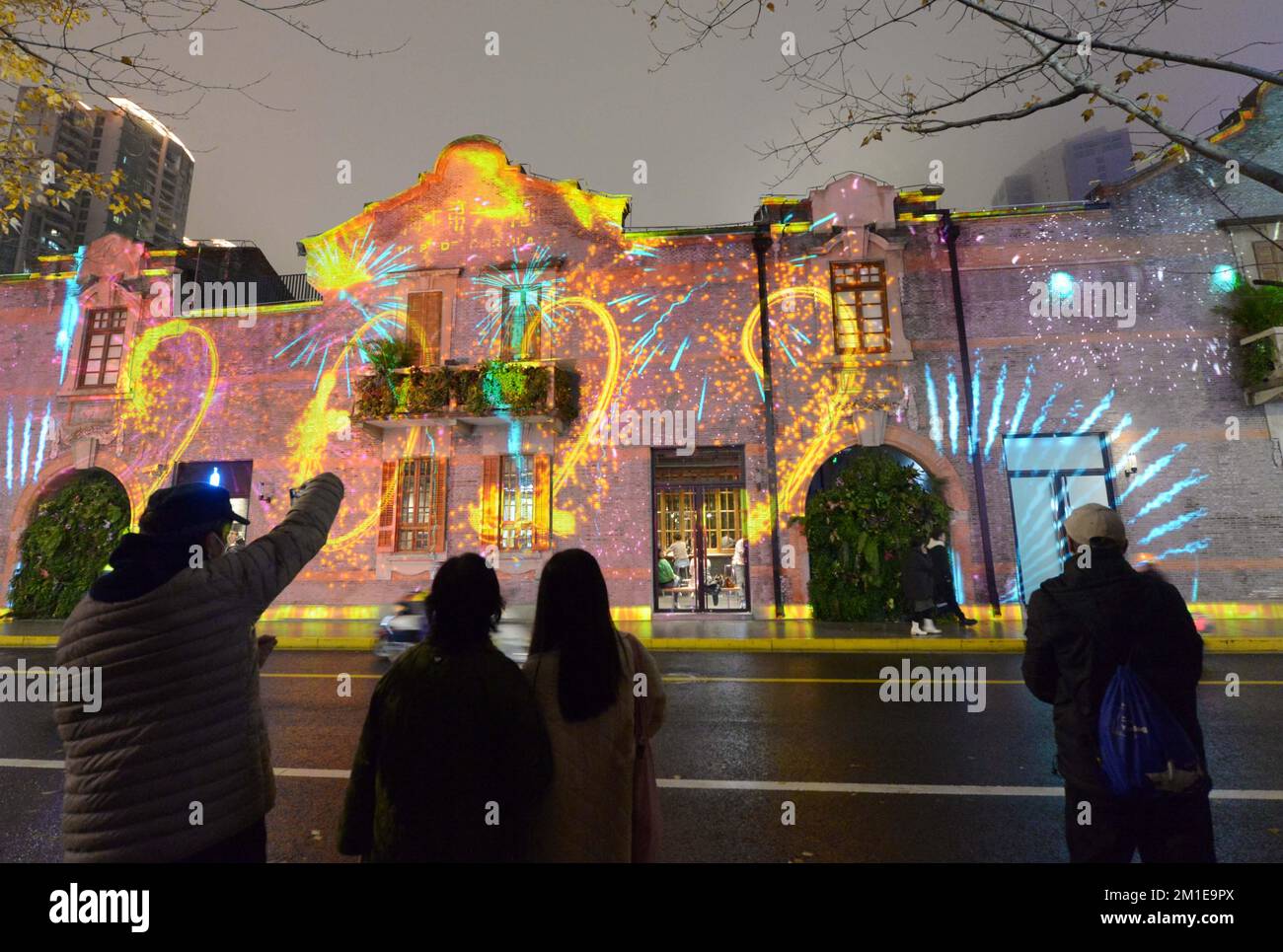 Zhangyuan's light displays at night attract citizens to visit and take ...