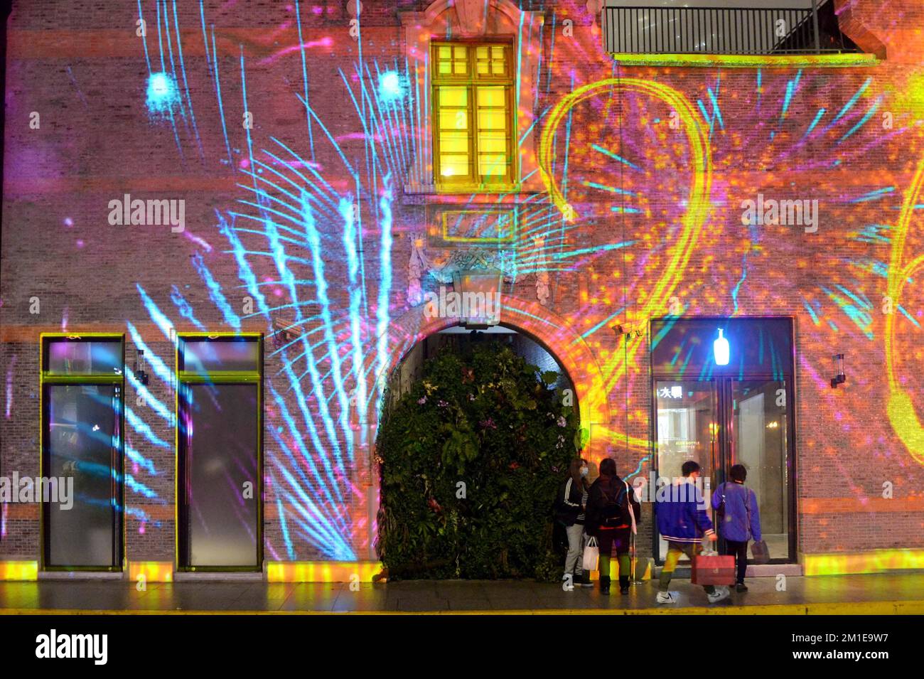 Zhangyuan's light displays at night attract citizens to visit and take ...