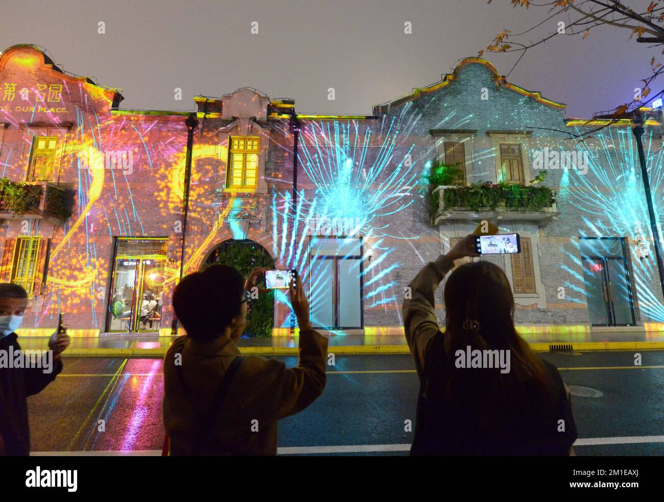 Zhangyuan's light displays at night attract citizens to visit and take ...