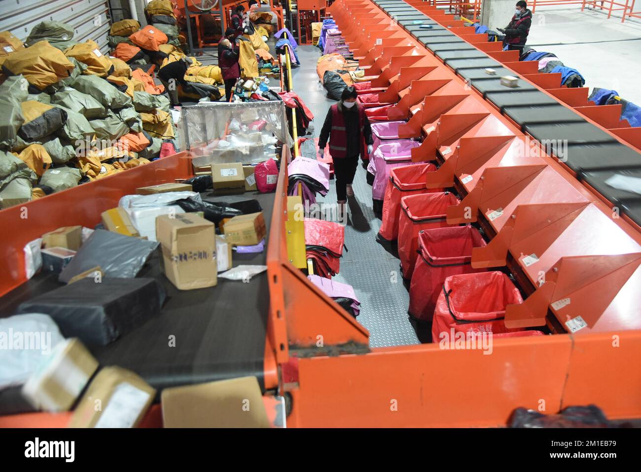 During the double 12 shopping carnival, workers are sorting express ...