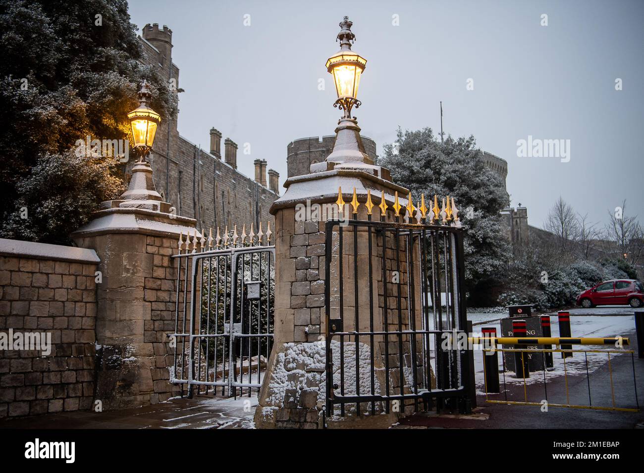 Windsor, Berkshire, UK. 12th December, 2022. Snow at Windsor Castle ...
