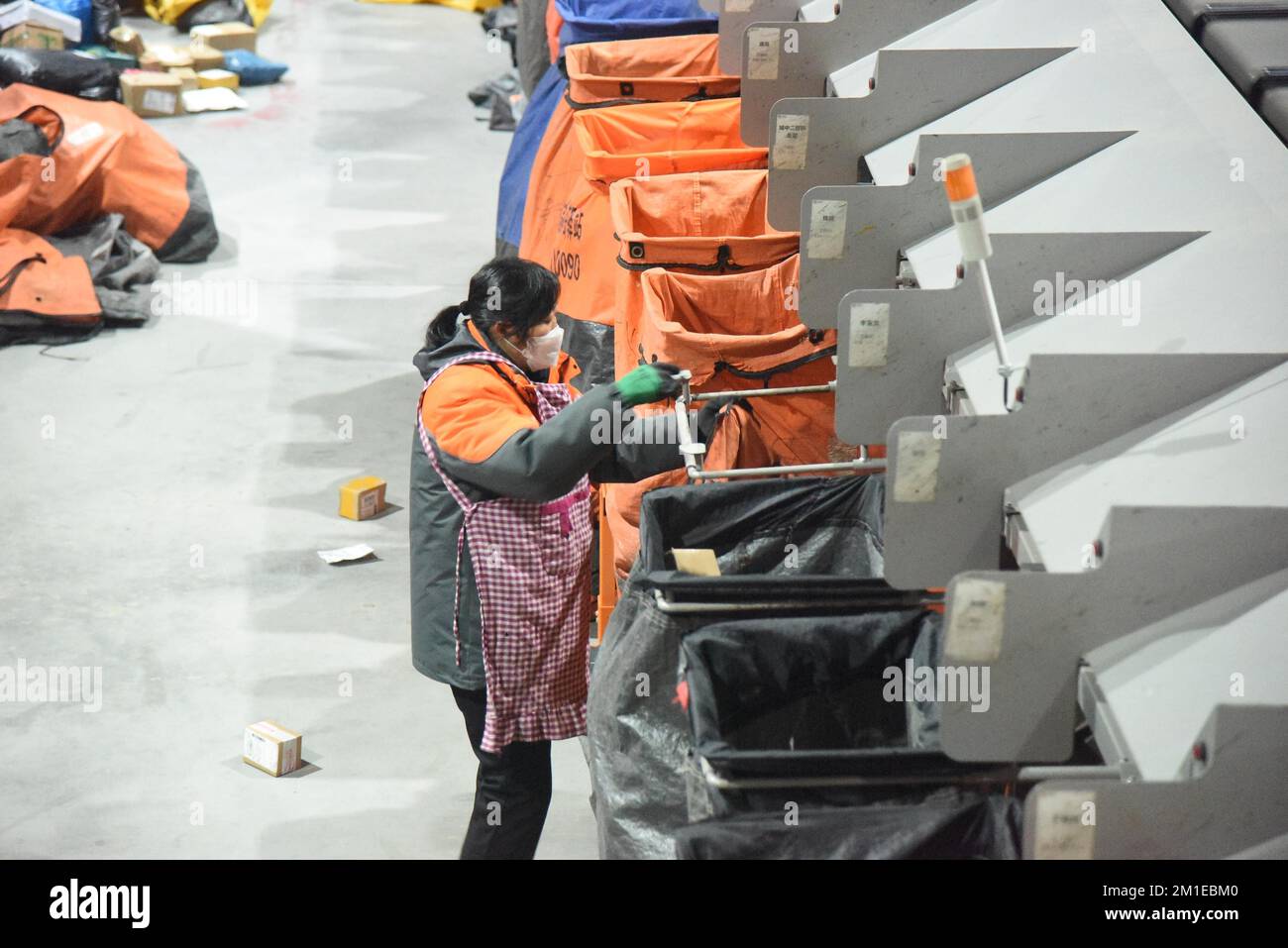 During the double 12 shopping carnival, workers are sorting express ...