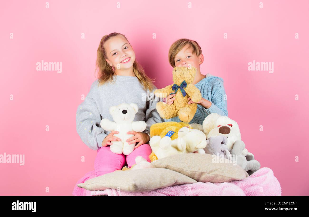 Teddy bears help children handle emotions and limit stress. Siblings ...