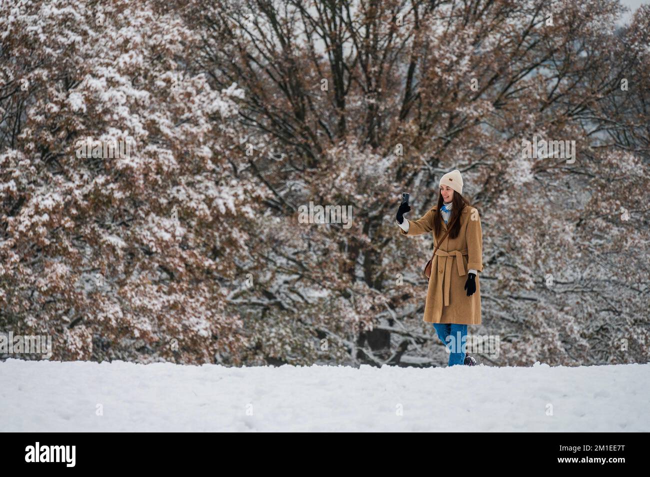 London, UK. 12th Dec, 2022. As temperatures fall below zero, Snow falls ...
