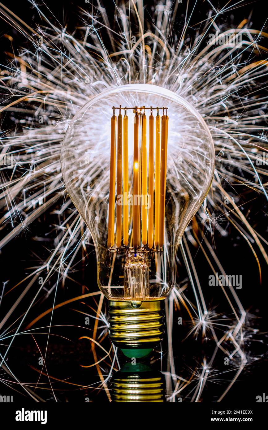 Light bulb with rays shine hi-res stock photography and images - Alamy