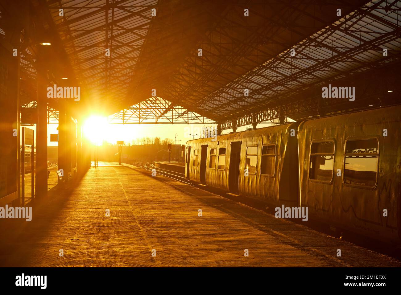 Empty train platform architecture hi-res stock photography and images ...