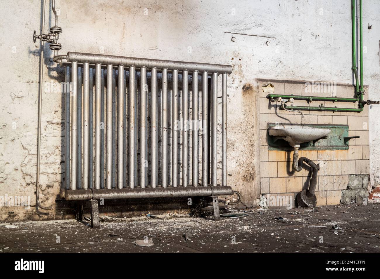 old dilapidated radiator with sink Stock Photo - Alamy