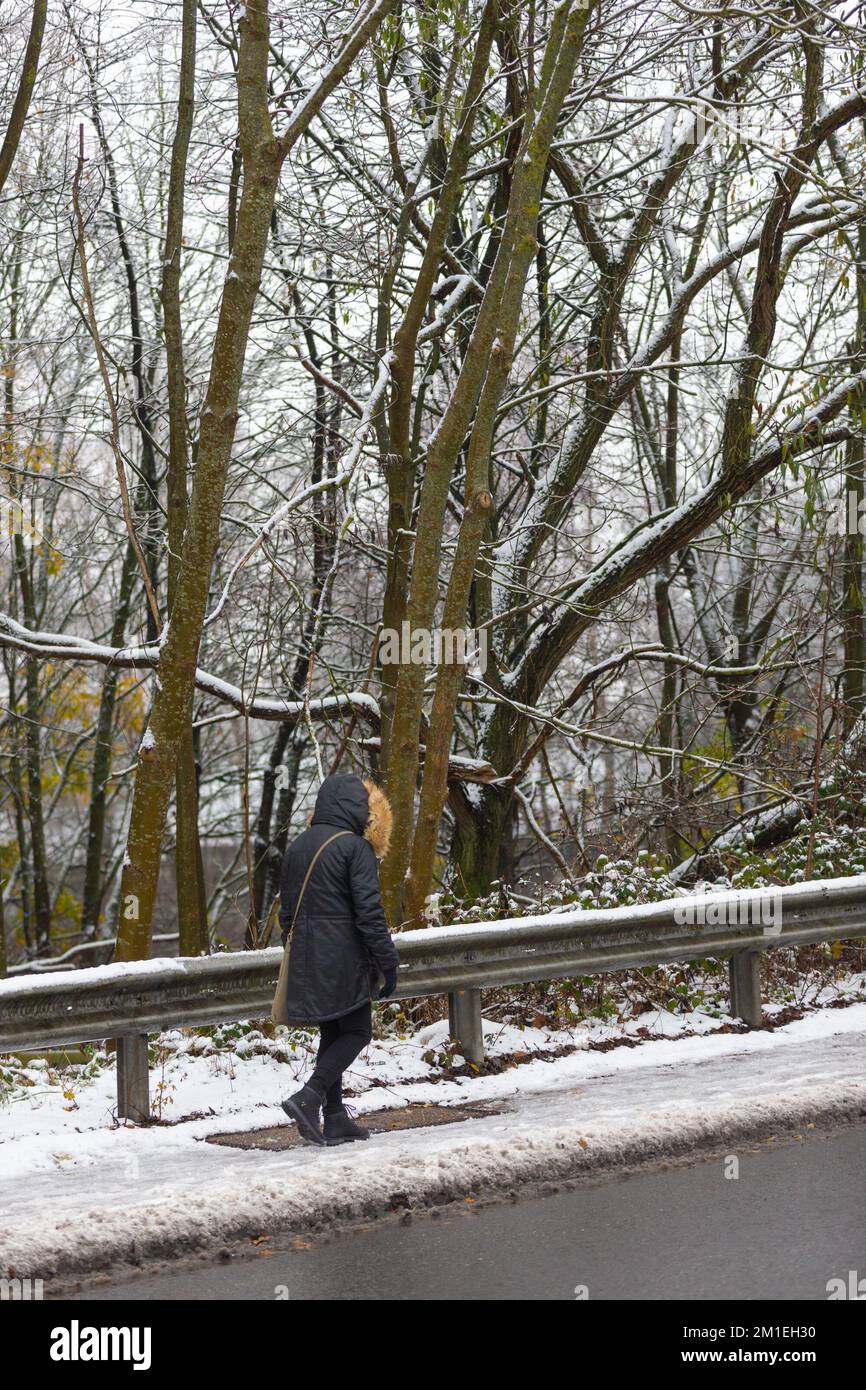 Ashford, Kent, UK. 12th Dec, 2022. UK Weather: Treacherous walking ...