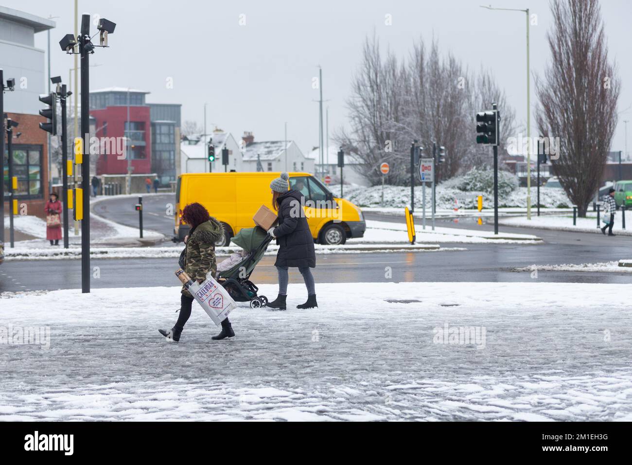 Ashford, Kent, UK. 12th Dec, 2022. UK Weather: Treacherous walking ...