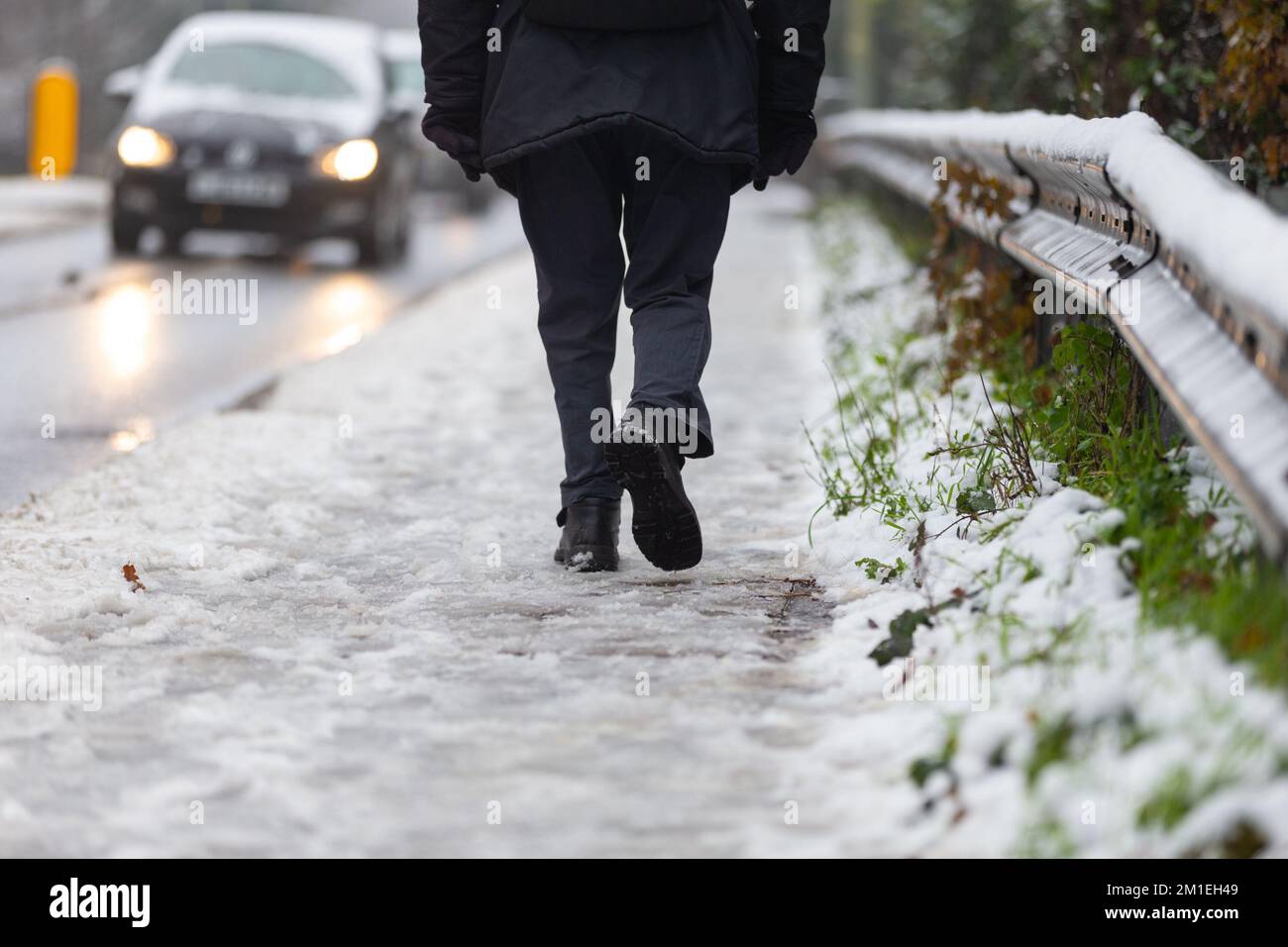 Ashford, Kent, UK. 12th Dec, 2022. UK Weather: Treacherous walking ...