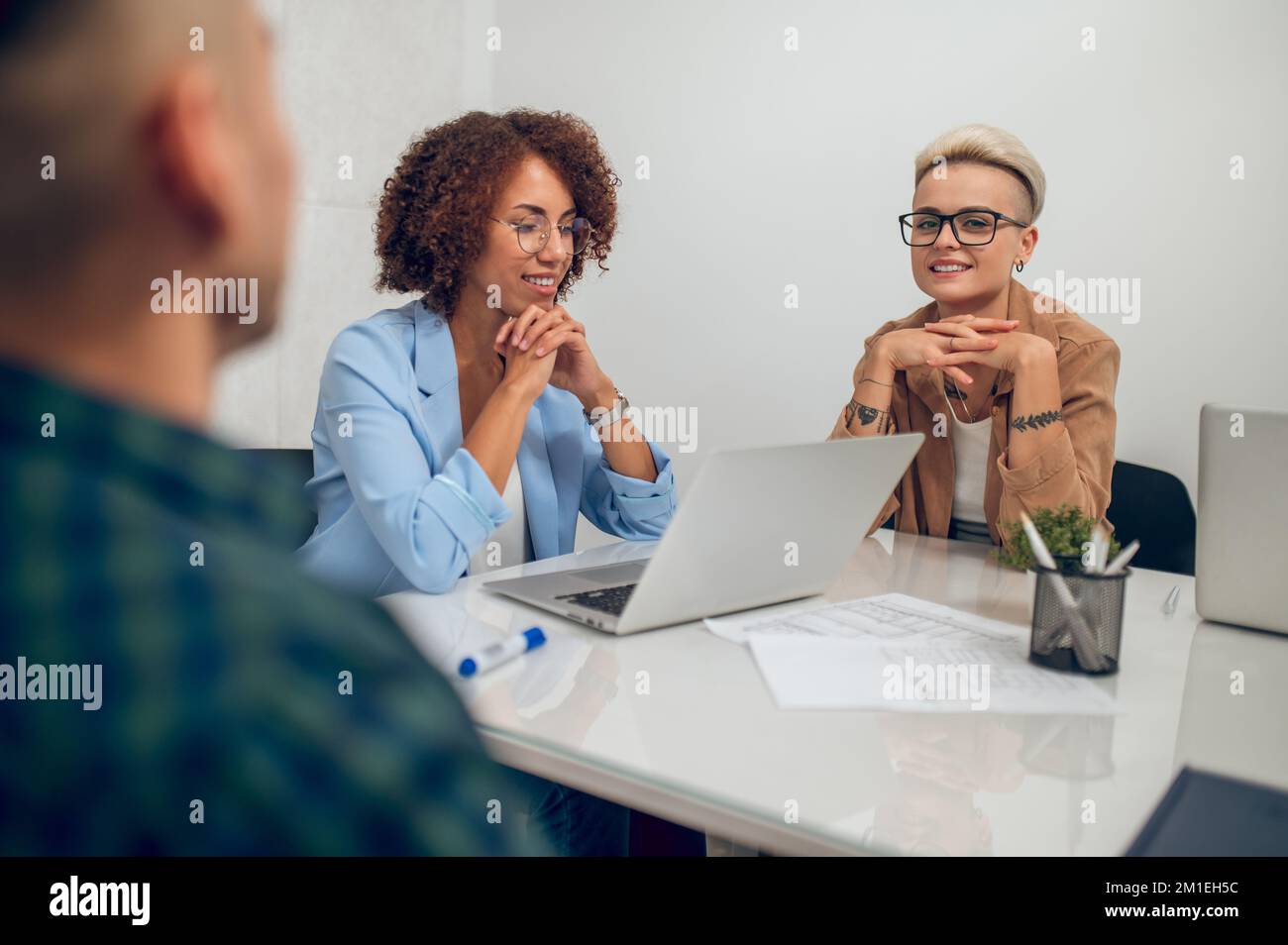 Discussion new project young hi-res stock photography and images - Alamy