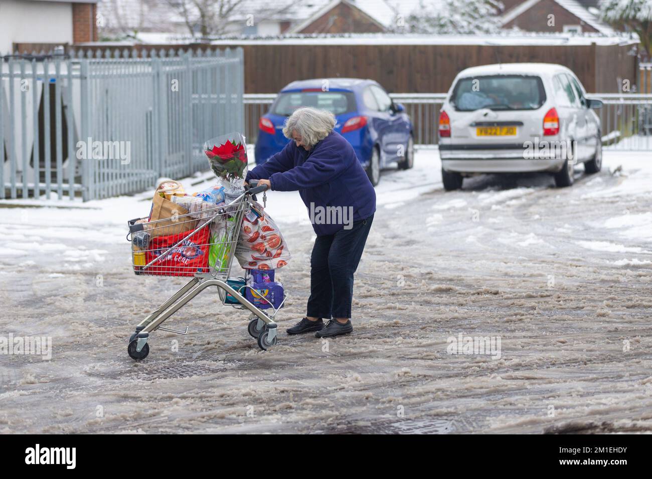 Ashford, Kent, UK. 12th Dec, 2022. UK Weather: Treacherous walking ...