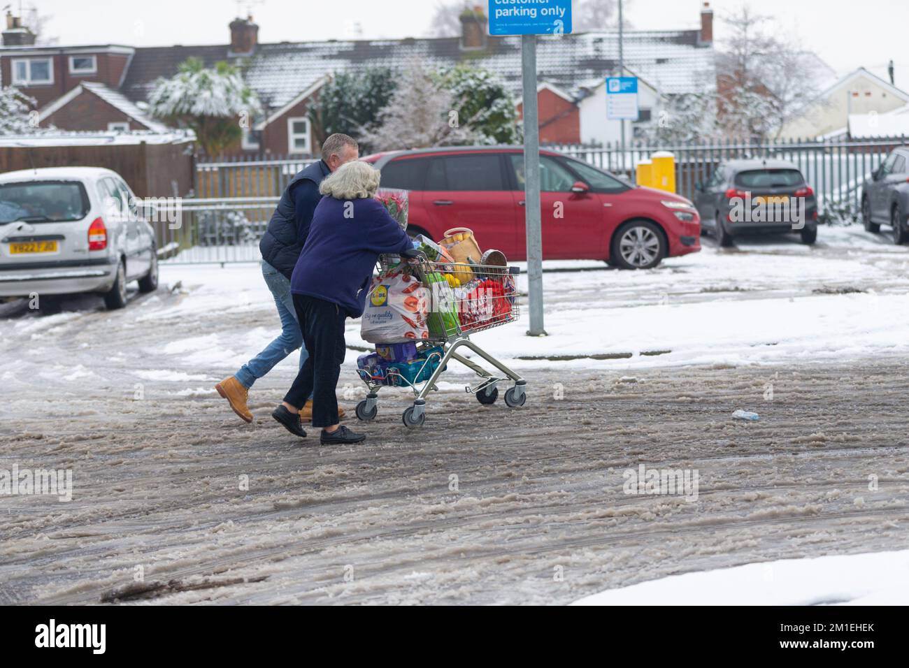 Ashford, Kent, UK. 12th Dec, 2022. UK Weather: Treacherous walking ...