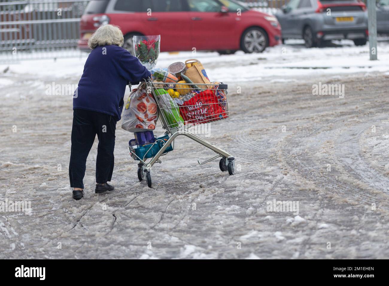 Ashford, Kent, UK. 12th Dec, 2022. UK Weather: Treacherous walking ...