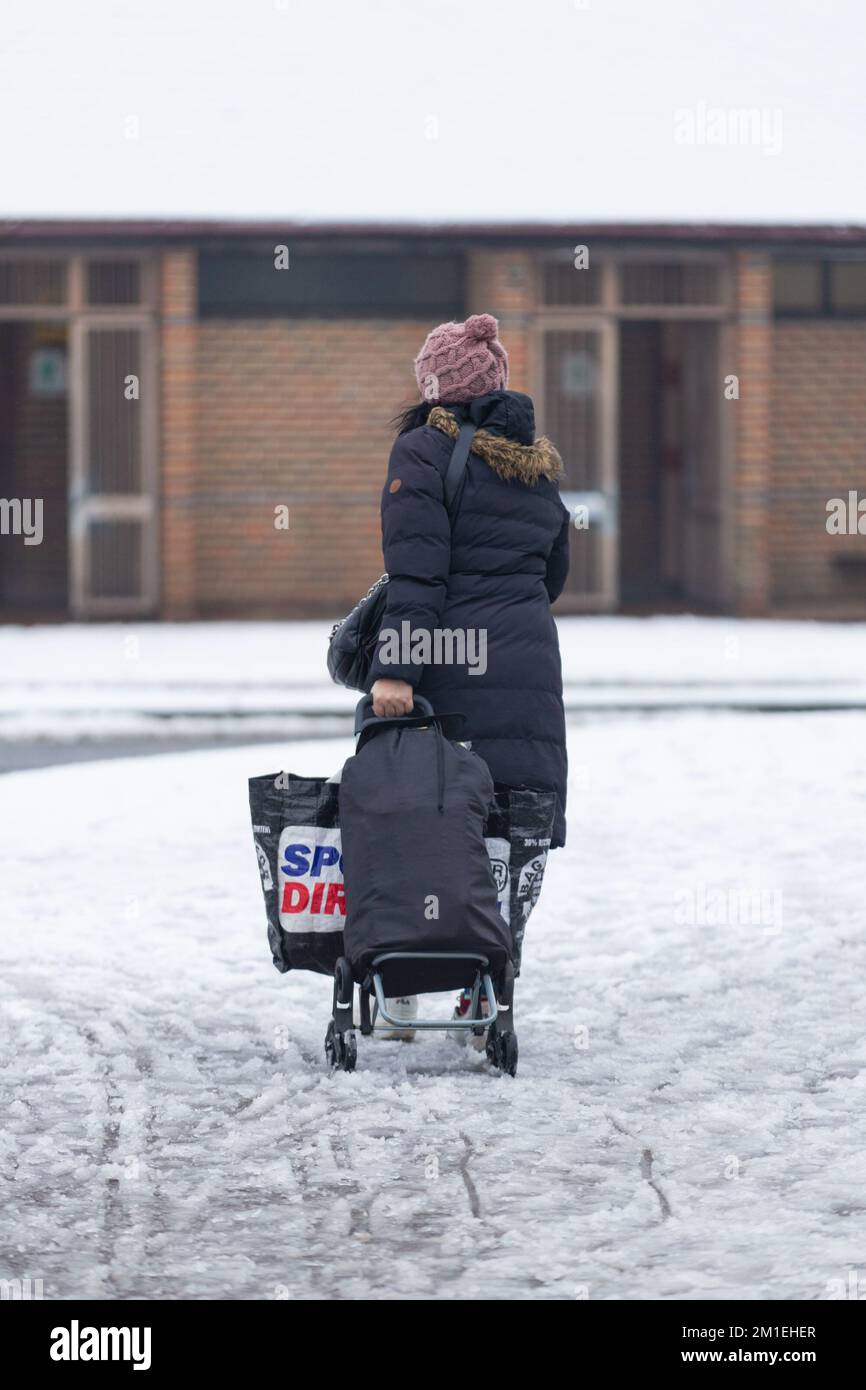 Ashford, Kent, UK. 12th Dec, 2022. UK Weather: Treacherous walking ...