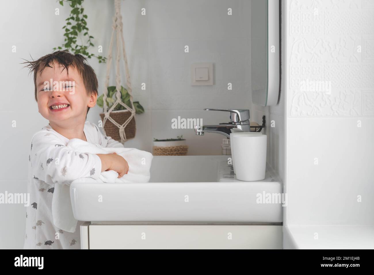 Wiping baby after bath hi-res stock photography and images - Alamy