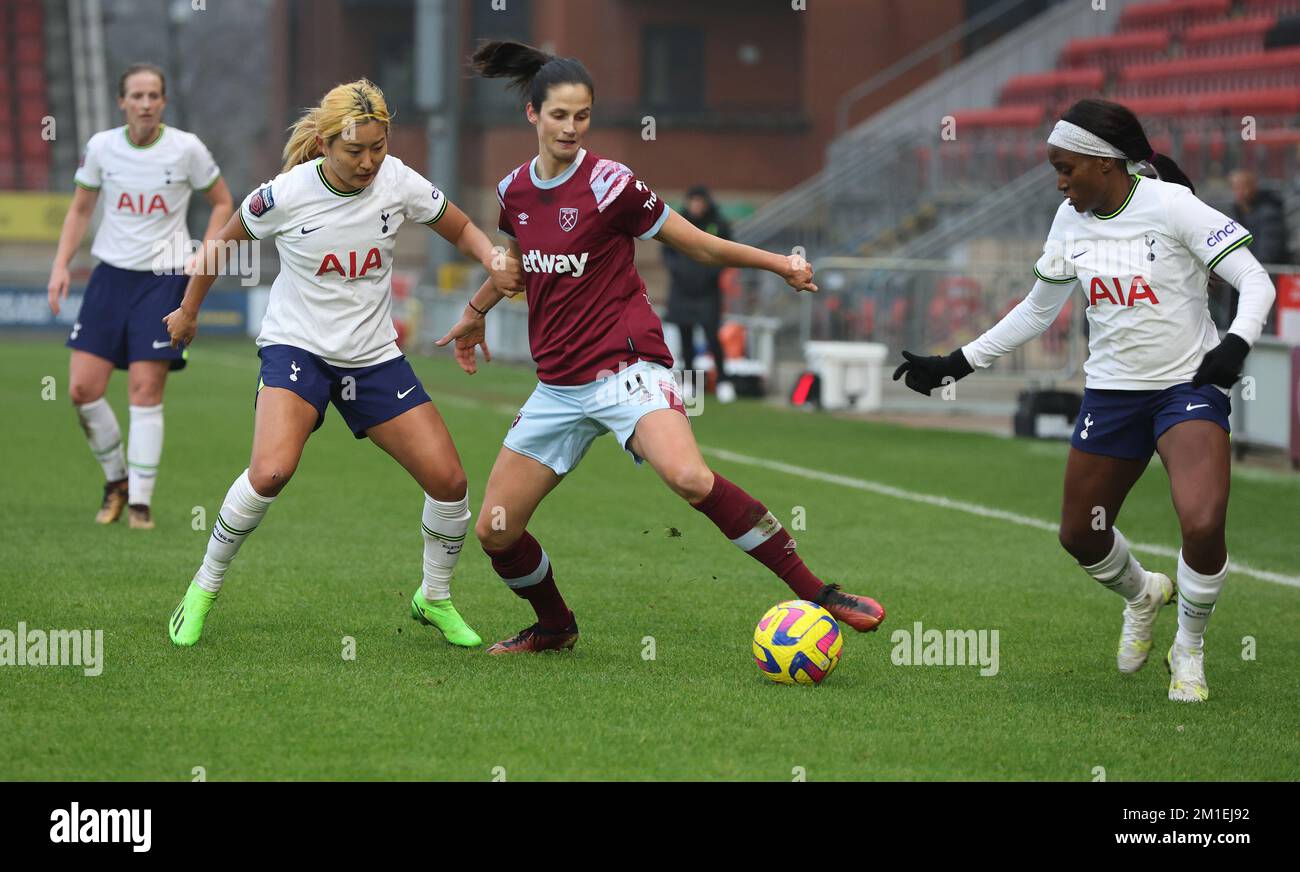 L-R Cho So-hyun of Tottenham Hotspur Women Abbey-Leigh Stringer of West ...