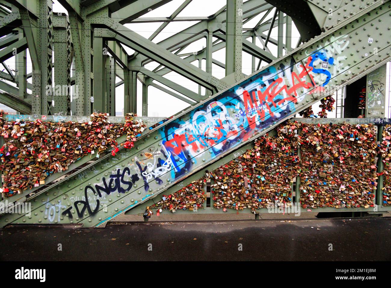 Love padlocks and graffiti on the Hohenzollern bridge ...