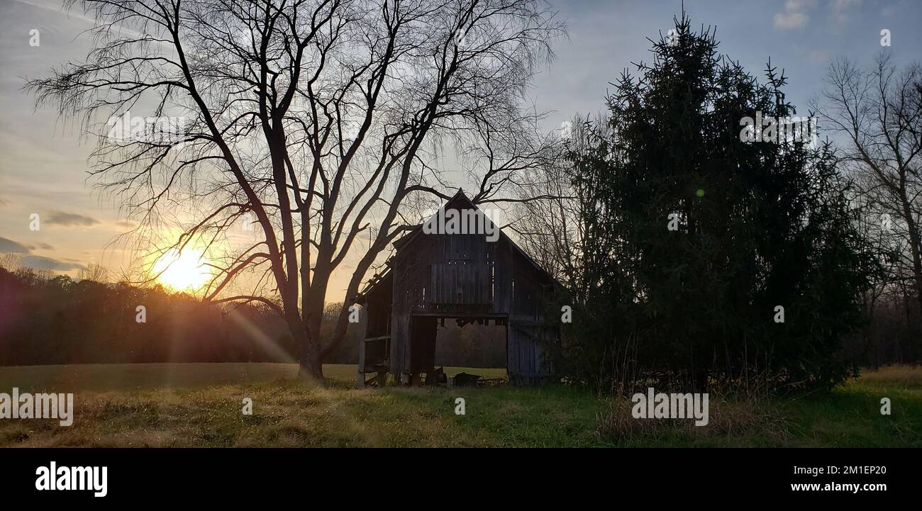 Sunset in the country with an old barn Stock Photo - Alamy