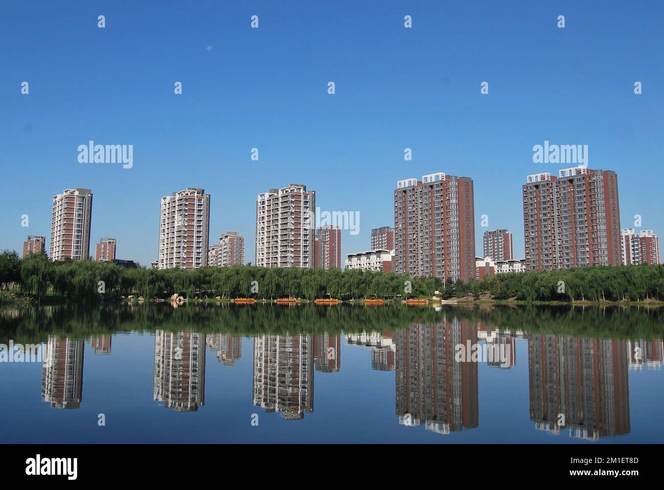 A lake surrounded by tall buildings with reflections in the water Stock ...
