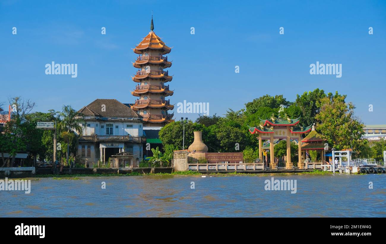 Chinese-styled buildings of Chee Chin Khor Society by Chaophraya River ...