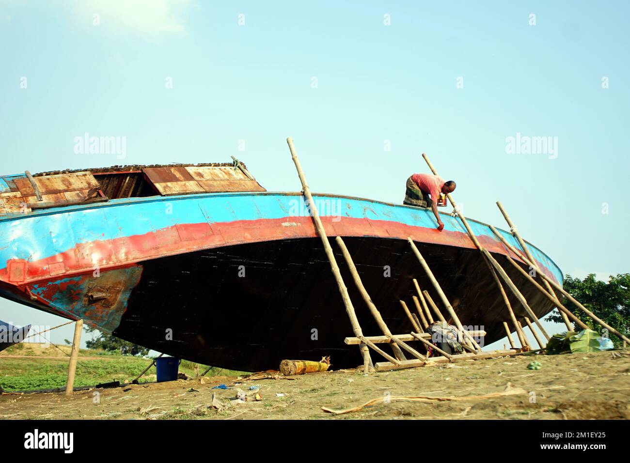 Sylhet, Sylhet, Bangladesh. 12th Dec, 2022. Craftsmen are busy making ...
