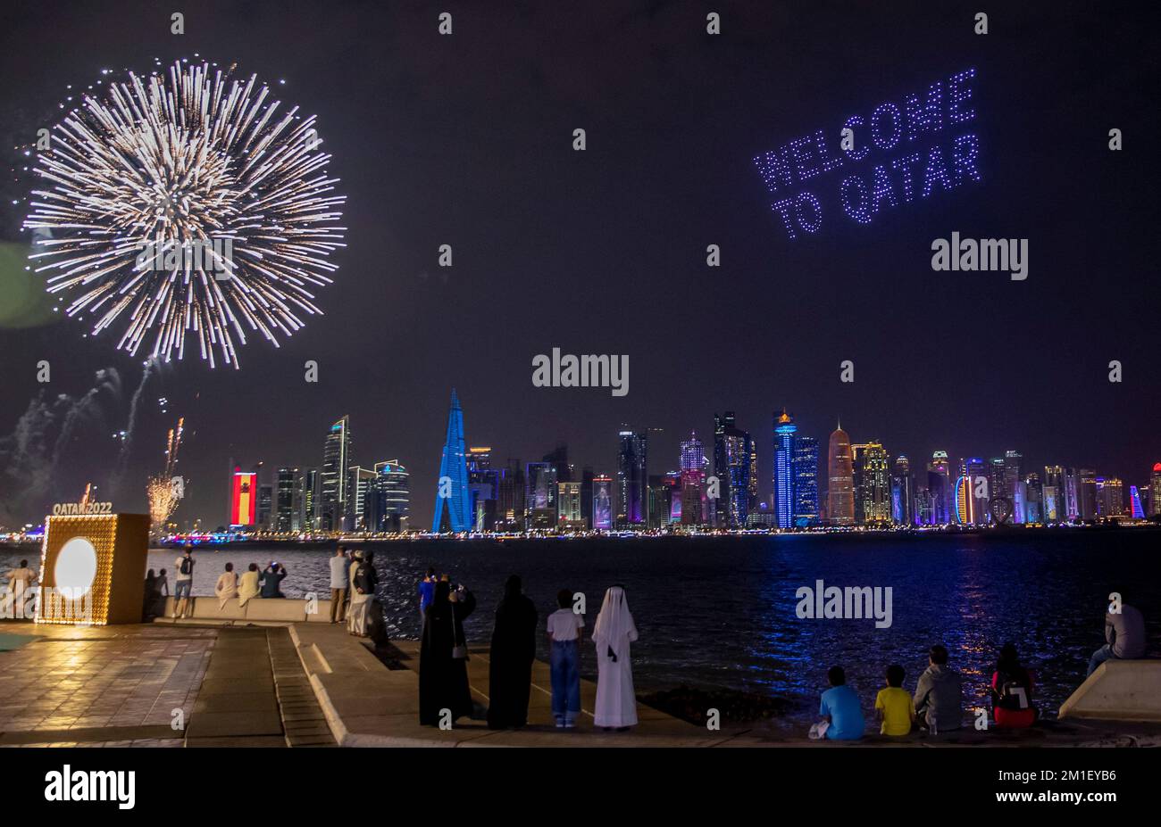 Doha, Catar. 07th Dec, 2022. Tourists and visitors enjoy the show with ...
