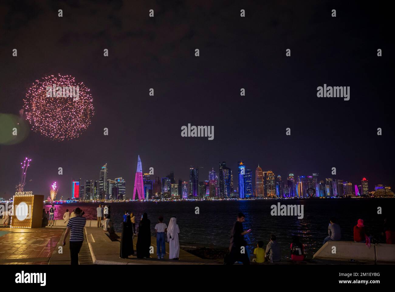 Doha, Catar. 07th Dec, 2022. Tourists and visitors enjoy the show with ...