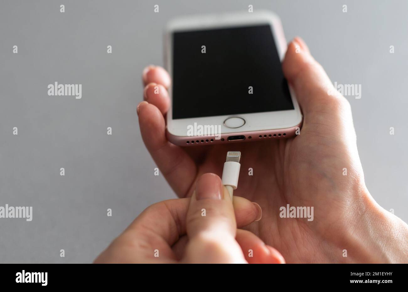 holding charging smartphone quick charge fast charge Stock Photo - Alamy