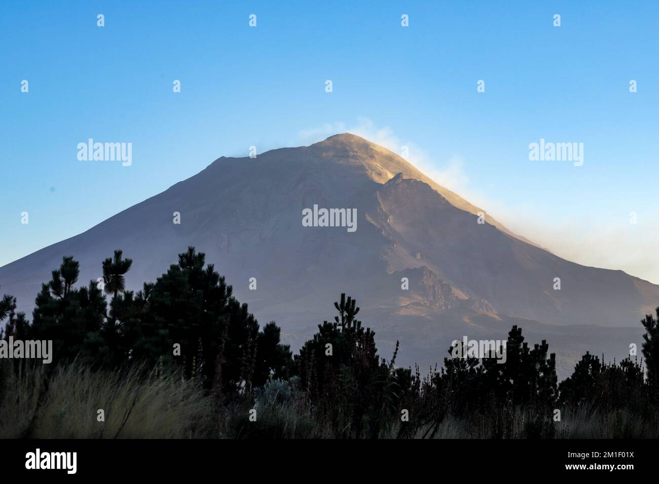 Mexican popocatepetl volcano near mexico city at sinset Stock Photo - Alamy