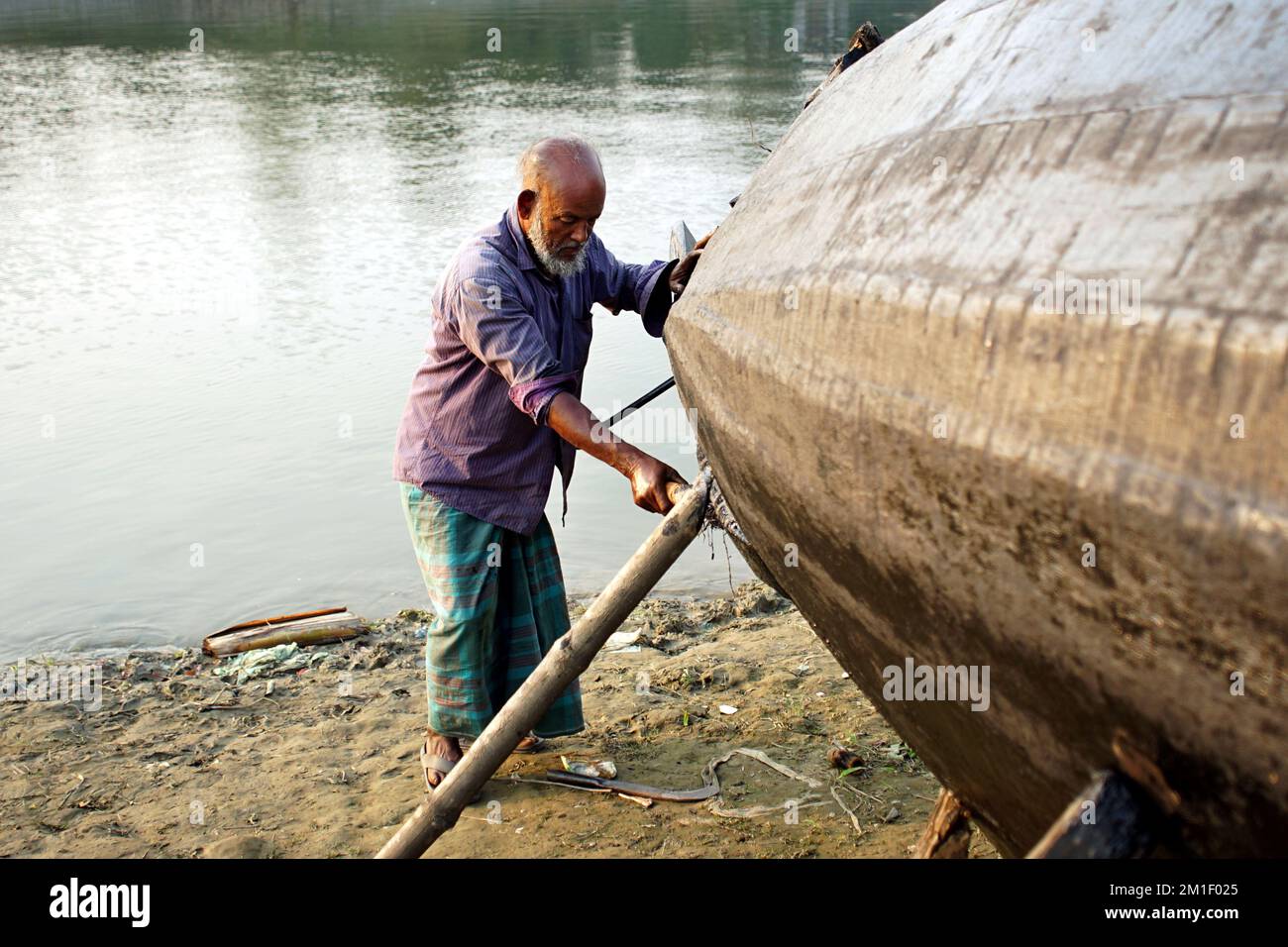 Sylhet, Sylhet, Bangladesh. 12th Dec, 2022. Craftsmen are busy making ...