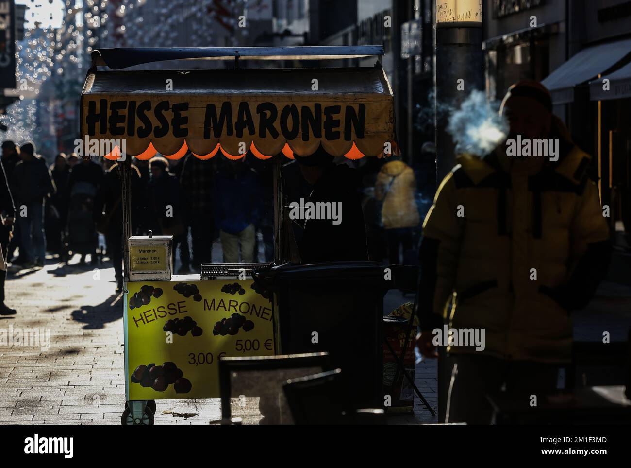 Hot chestnut stand hi-res stock photography and images - Alamy