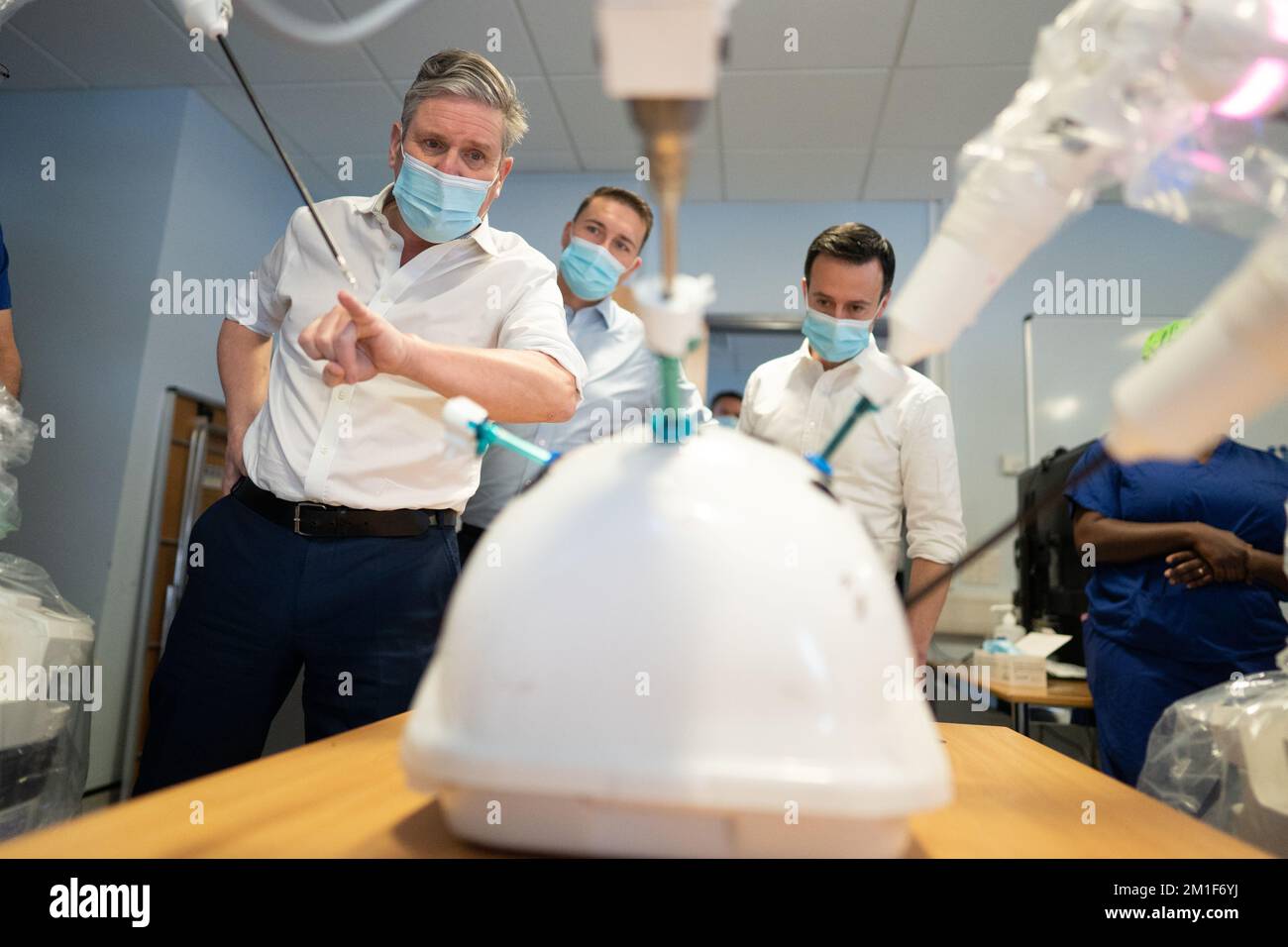 Labour Party leader Sir Keir Starmer (left) and shadow health secretary ...
